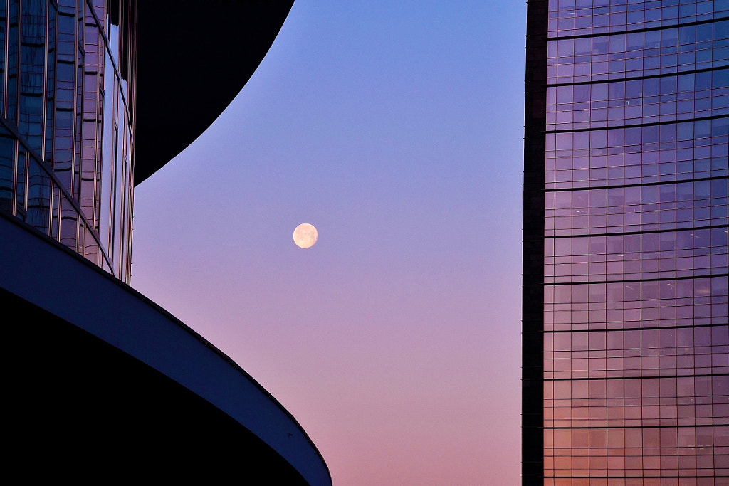falling moon by Carlotta Ricci / 500px