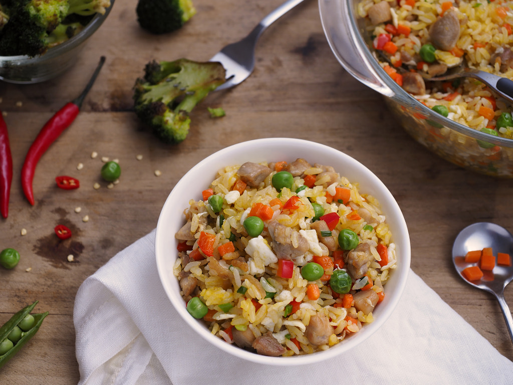 Chinese fried rice with chicken and vegetables. by Fernando Chee / 500px