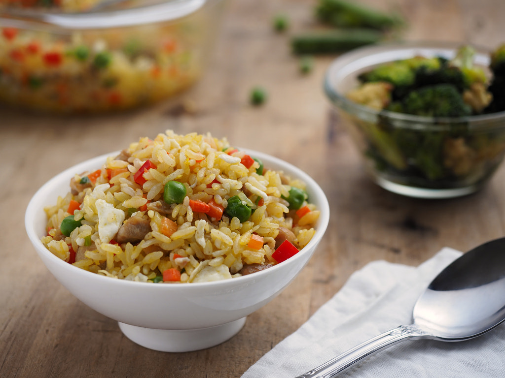 Chinese fried rice with chicken and vegetables. by Fernando Chee / 500px