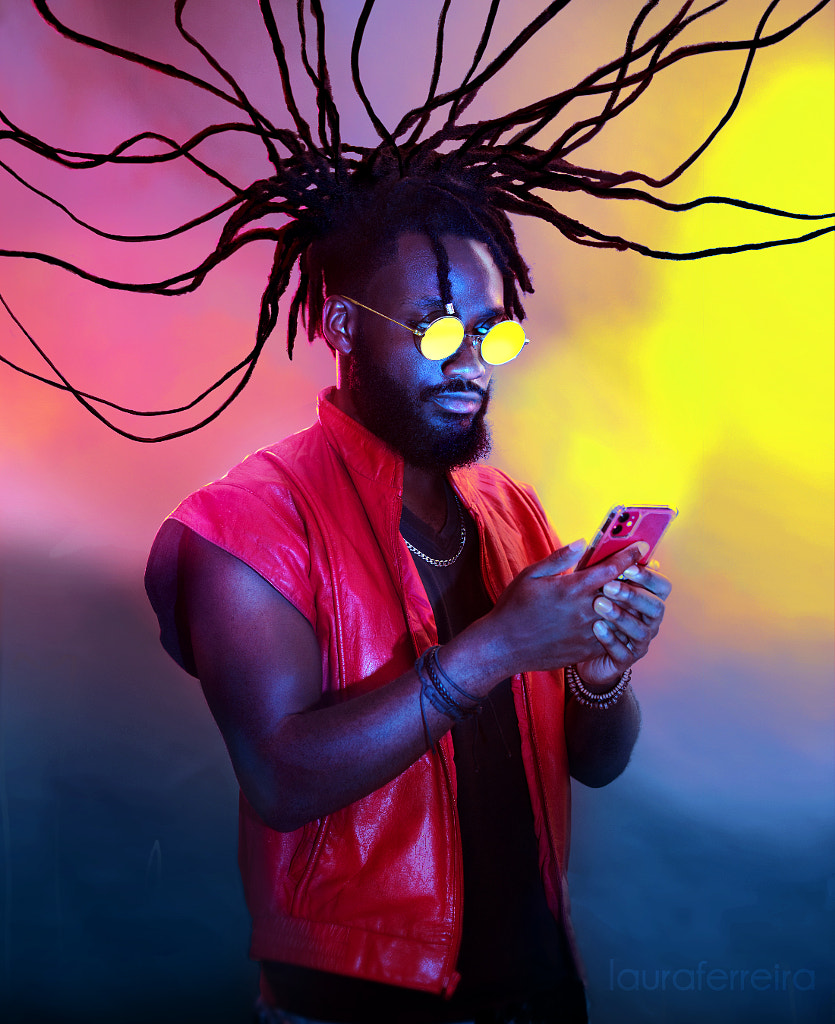 Jabari signing up for Starlink by Laura Ferreira / 500px