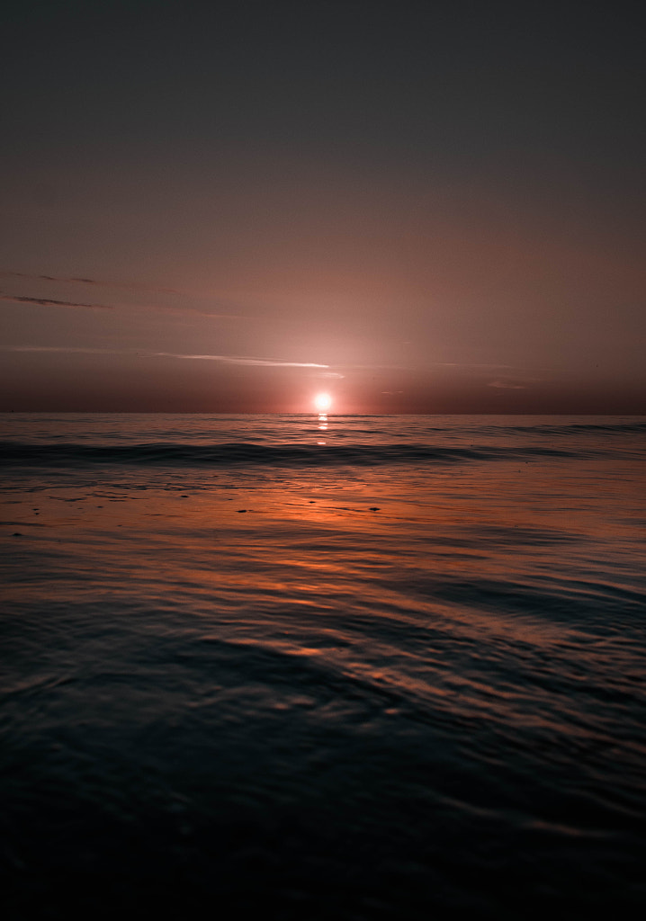 red by Tommaso Mazzoni / 500px