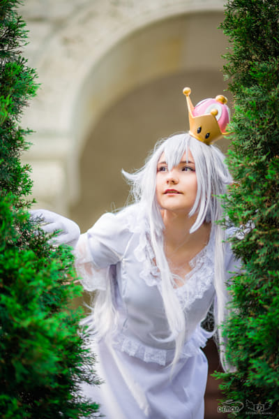 Cosplay Character with White Hair and Crown in Greenery | people photo ...