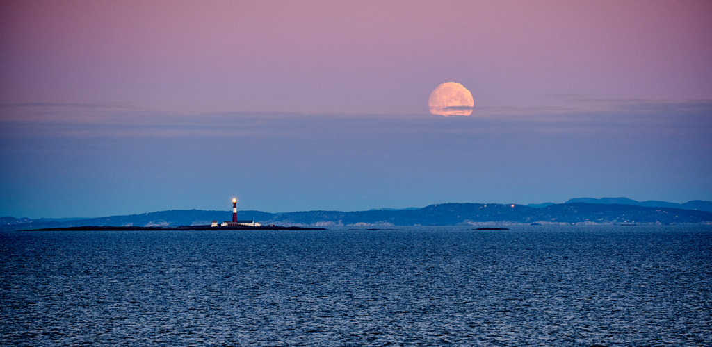 Moonset by the sea by Jorge Castro / 500px