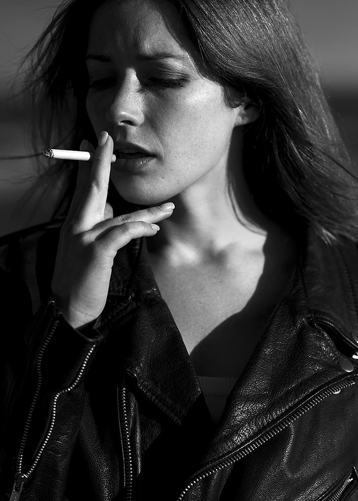 Anna smoking by Frank Decker / 500px