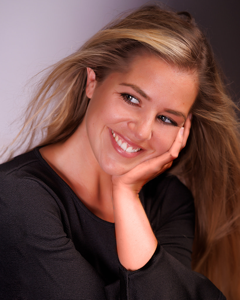 lovely Kim smiling by Burkhard Pook / 500px