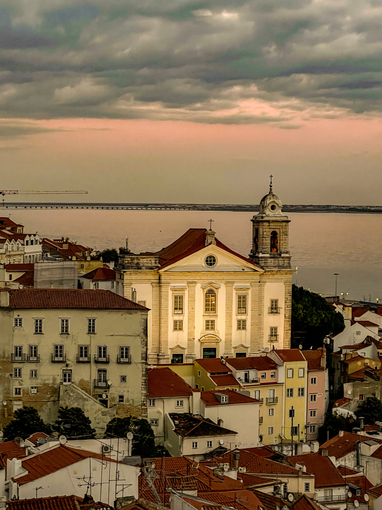 Amazing sunset in Alfama by Joana Freshel / 500px