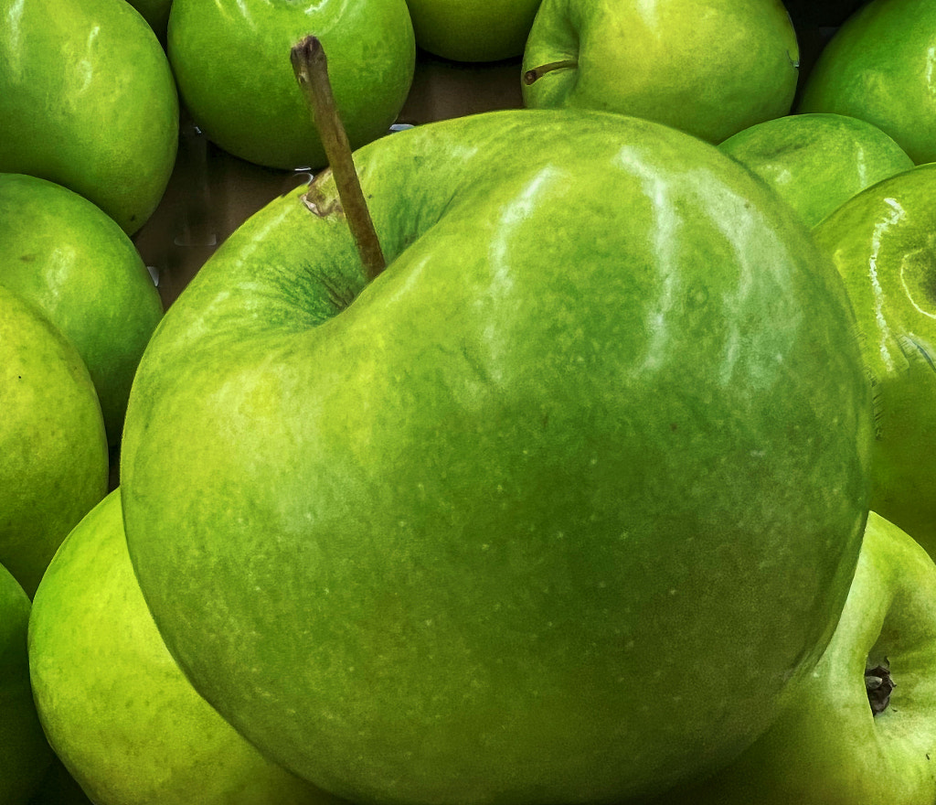 Pomme verte . by Andre Villeneuve / 500px