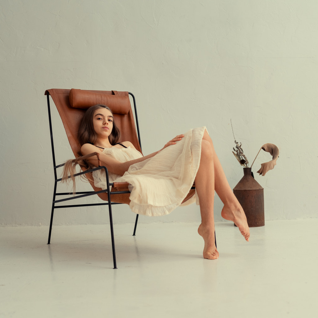 Vitalina in a chair by Ilya Bandorin / 500px