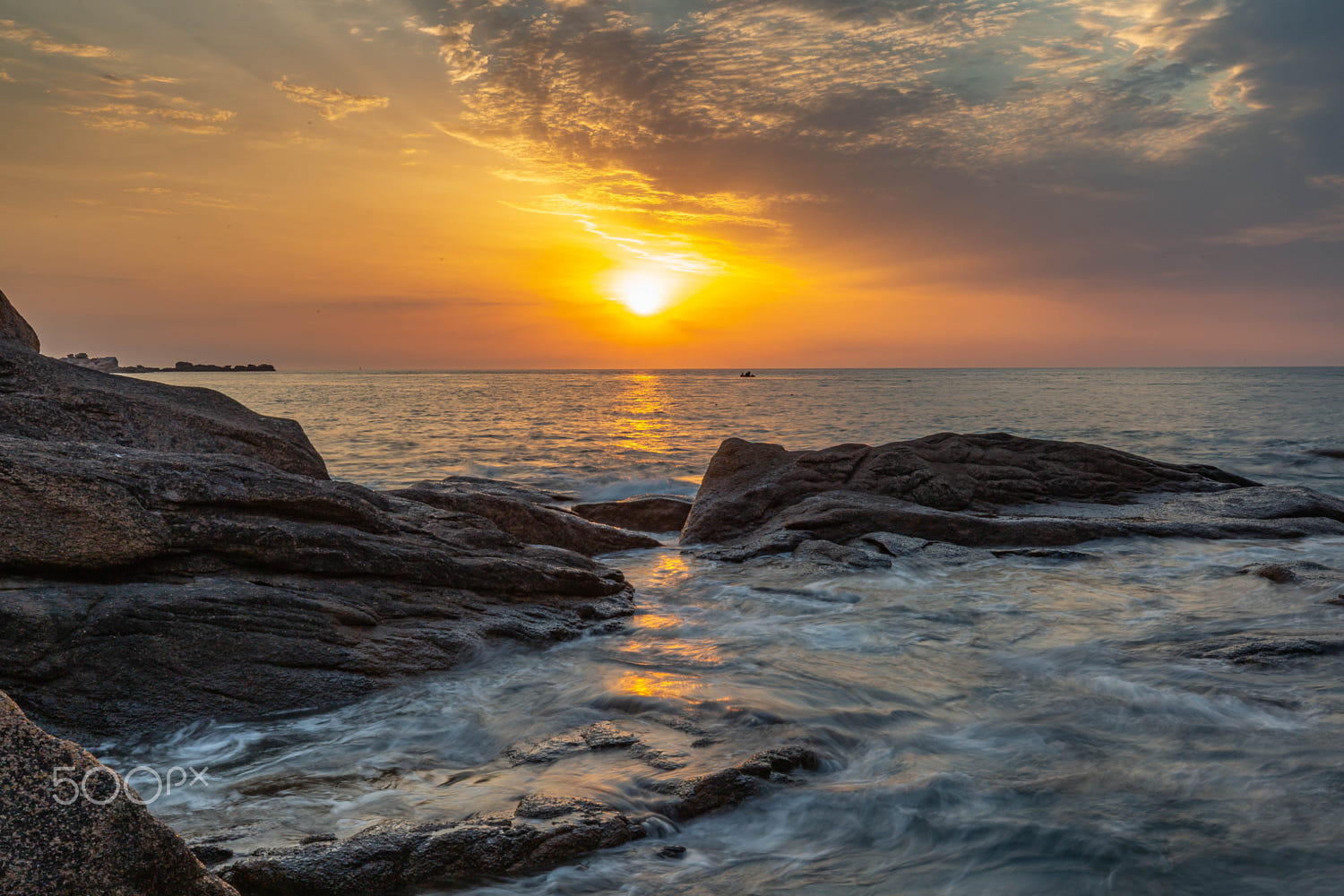 Coucher de soleil sur la côte de granit rose by Marc LECLERCQ / 500px