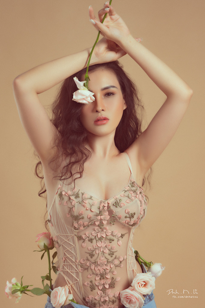 Young beautiful woman with a white hair by Dinh Nhat Vu / 500px