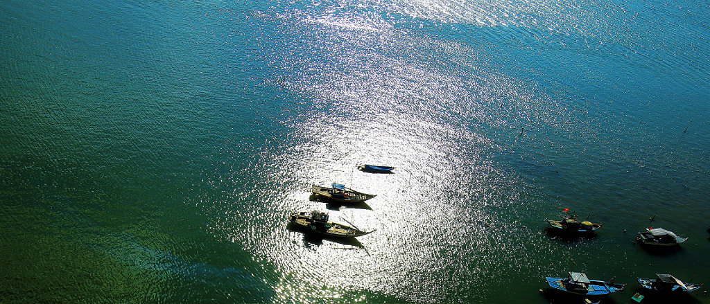 Aerial view of boats in sea by Khoi Tran Duc / 500px