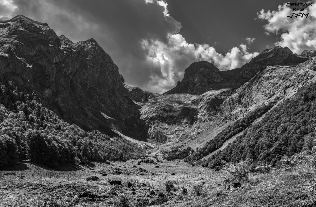 Valle de Artiga de Lin BN by Julio Fernández Martín / 500px