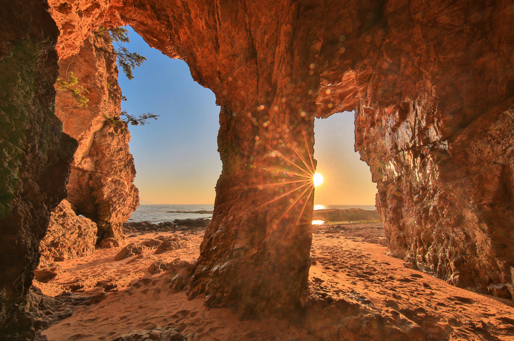 Pouring jewels into the cave by Waquixote / 500px