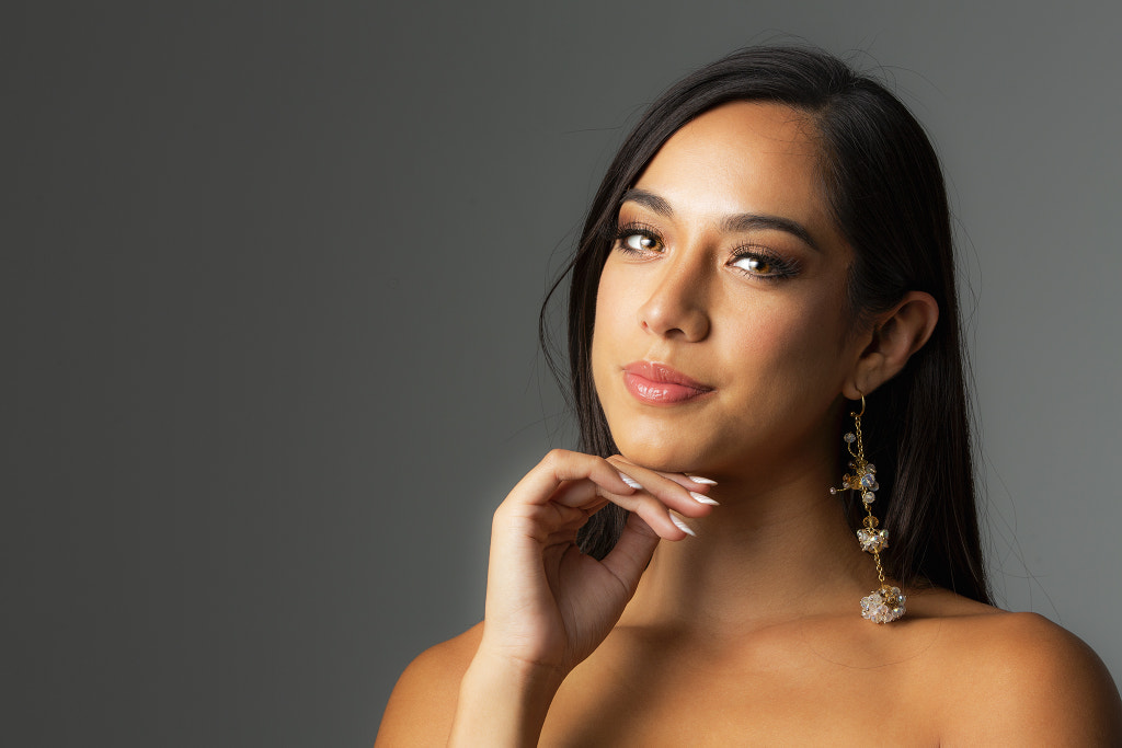 Portrait of a beautiful young woman by Oscar Carrión / 500px
