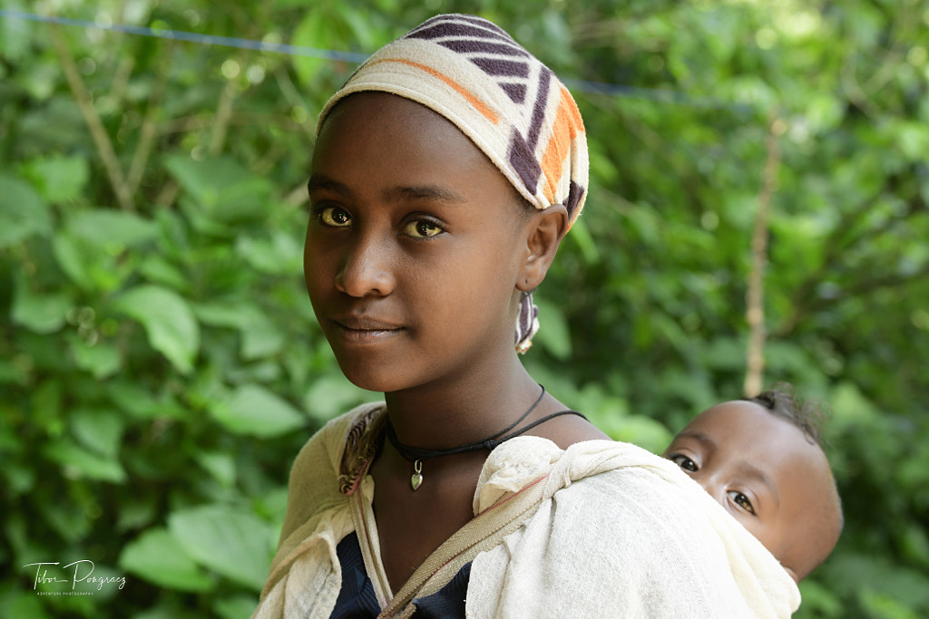 Amhara girl and her child by Tibor Pongrácz / 500px