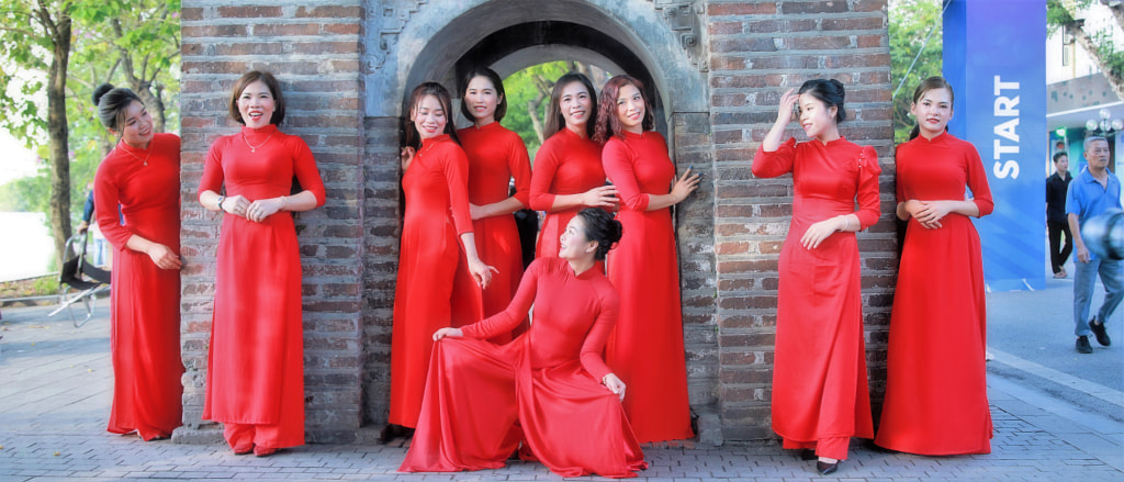 Team red by Khoi Tran Duc / 500px