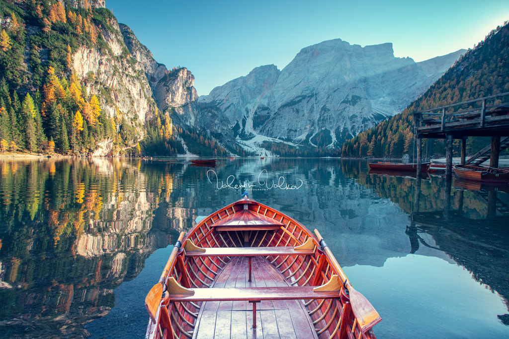 Boats on the Braies Lake ( Pragser Wildsee ) in Dolomites mountains ...