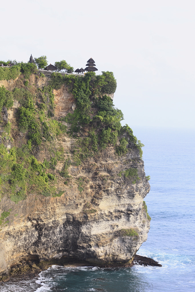 Pemandangan Tebing di Pantai by Muhammad Kuddus / 500px