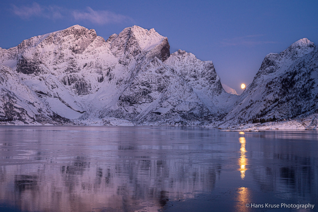 Moon rising by Hans Kruse / 500px