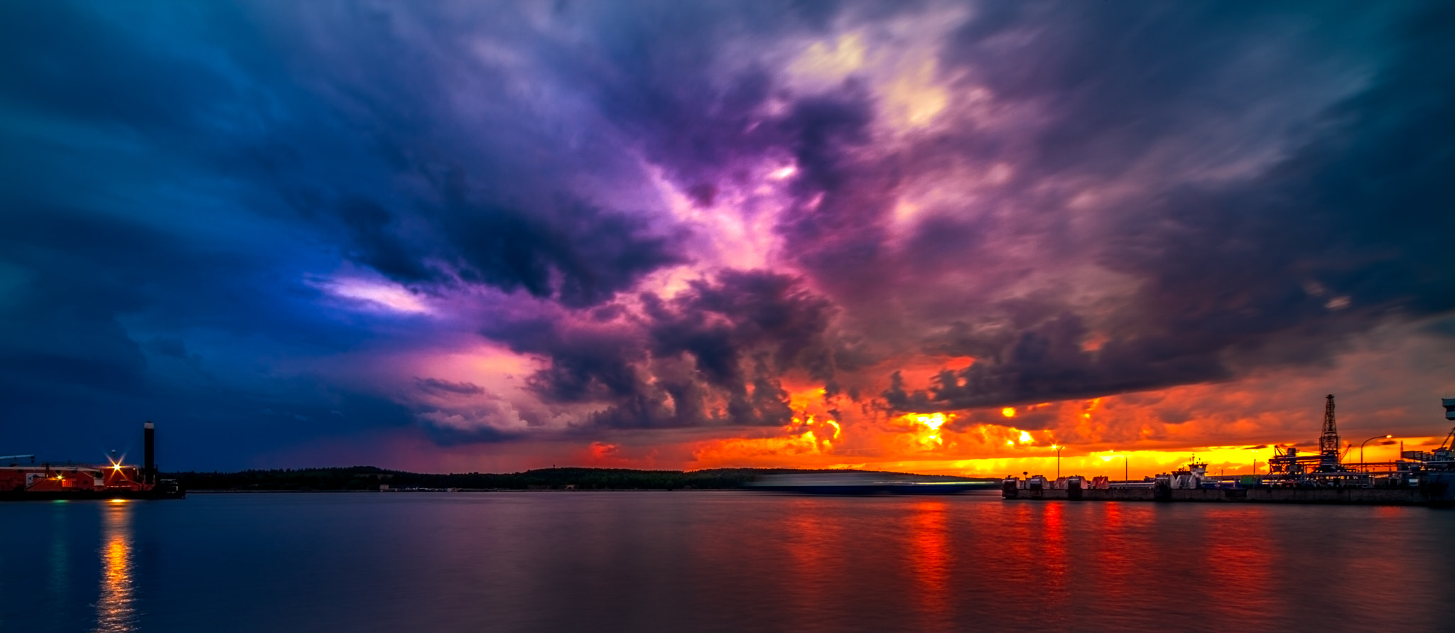 Moving terminal by Ruslan Bolgov (Axe) / 500px