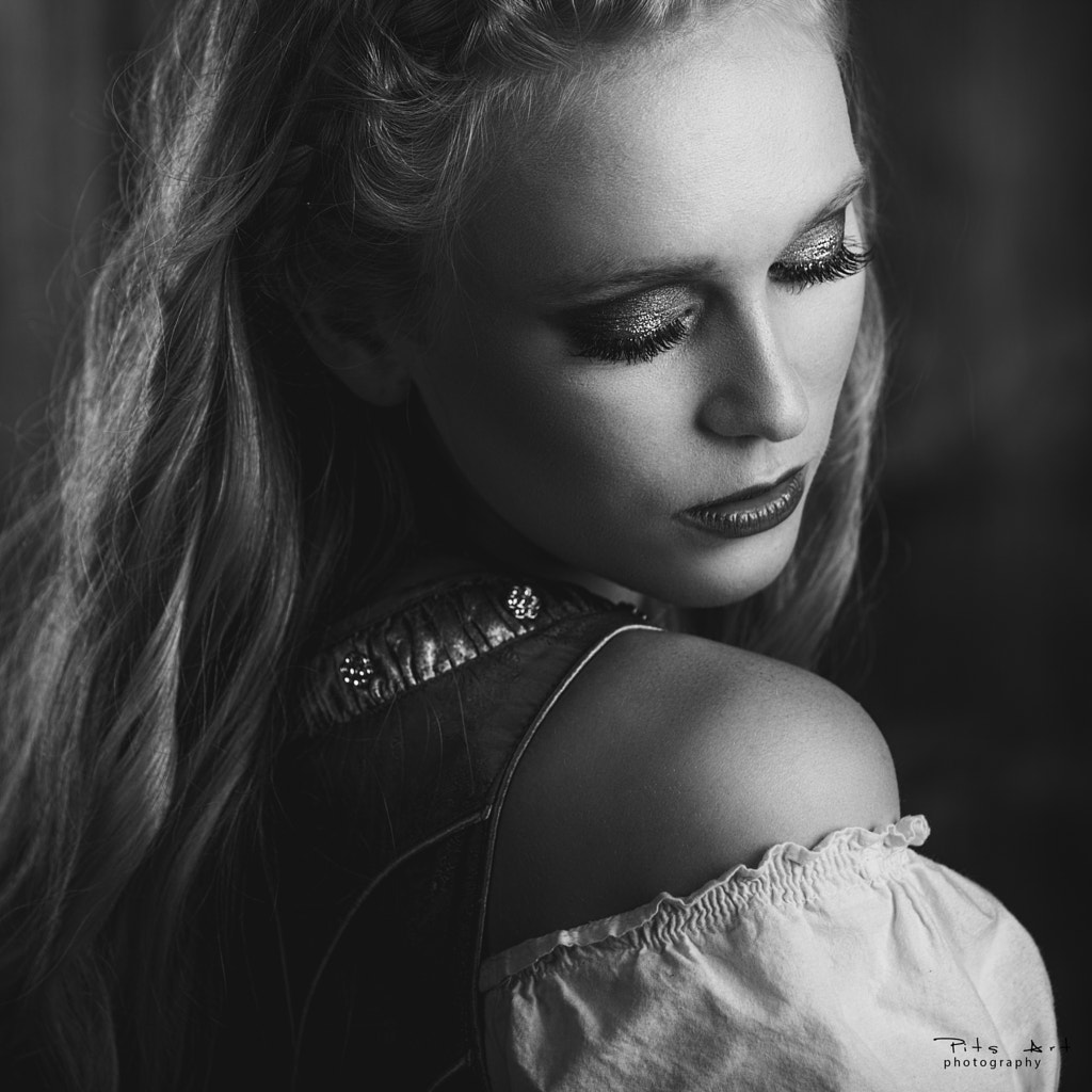 B&W Portrait of a beautiful younf lafy by pitsfotos / 500px