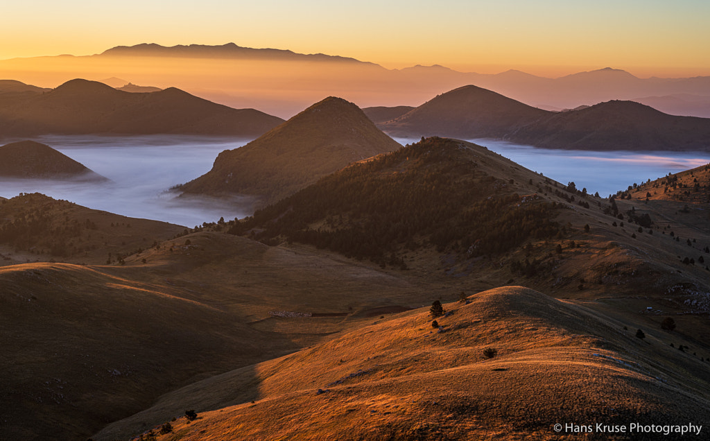 Rolling hills in morning light by Hans Kruse / 500px