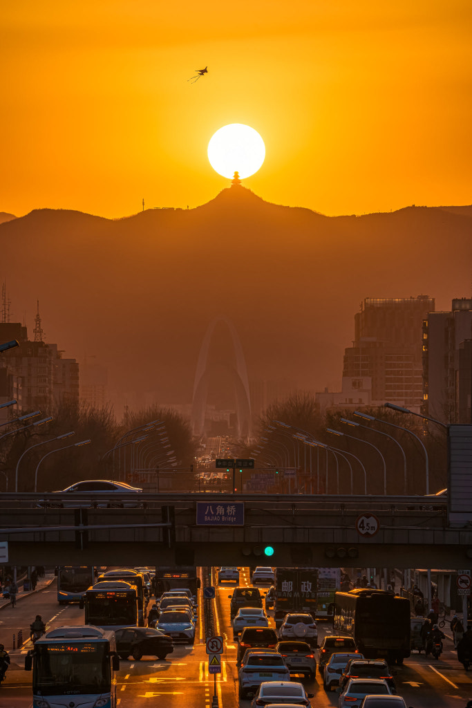 路过人间的温暖 The sun sets over the Dingdu Pavilion by Wittman / 500px