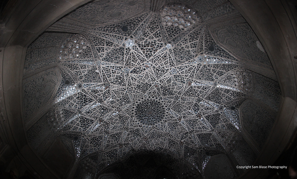 View of ceiling in Lahore Fort in late December 2019 by Sam Blase / 500px