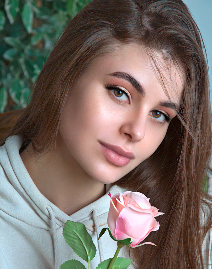Oksana with a rose by Jerzy Górecki / 500px