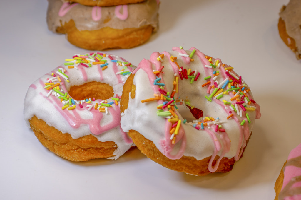 Close-up of donuts in plate by Maryam Afshar / 500px
