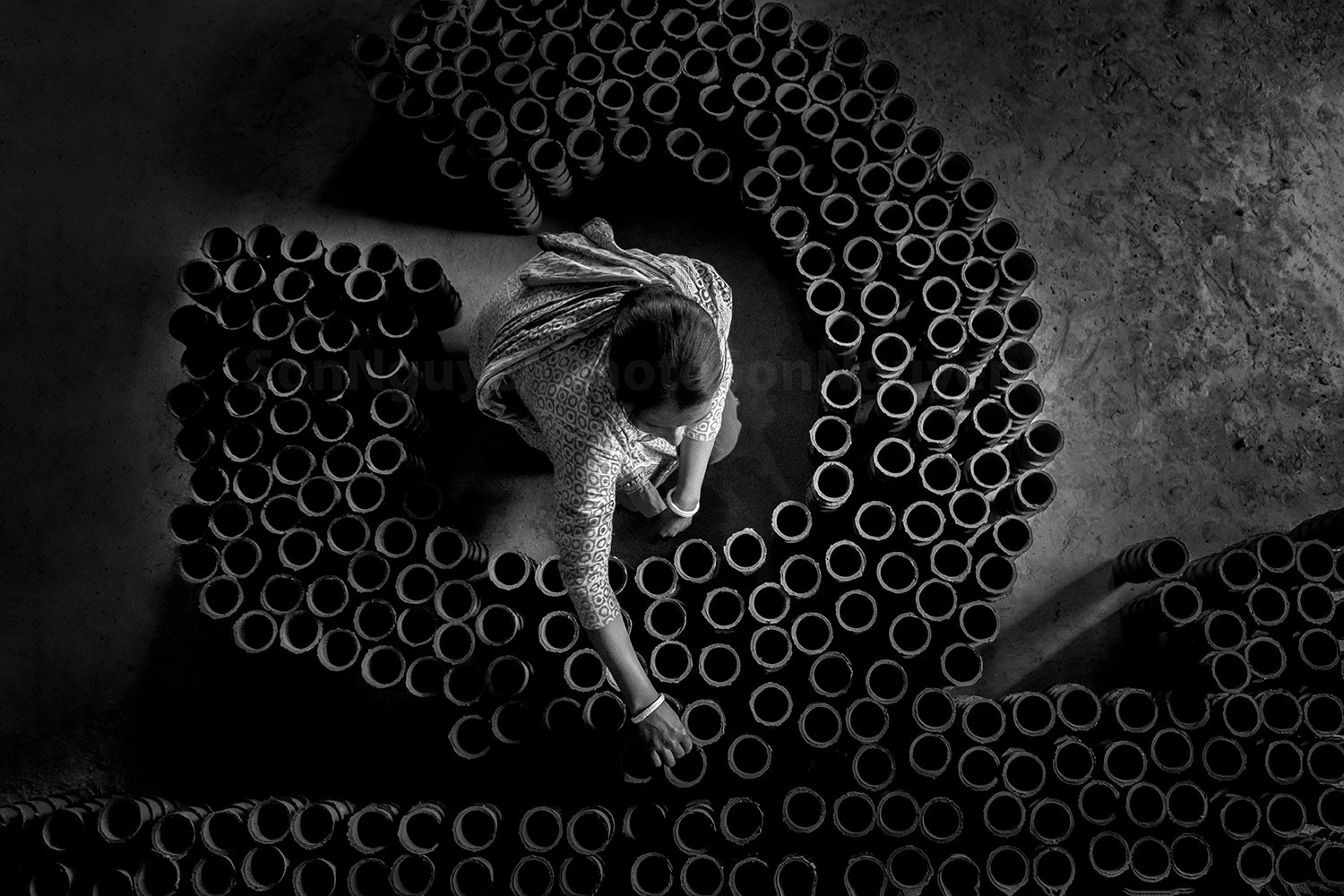 Checking out potteries by Son Nguyen / 500px