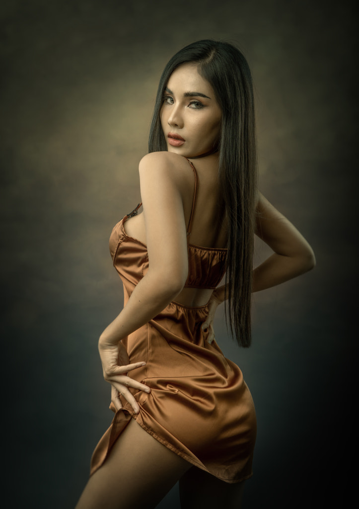 Thai girl in studio by Wichan Sumalee / 500px