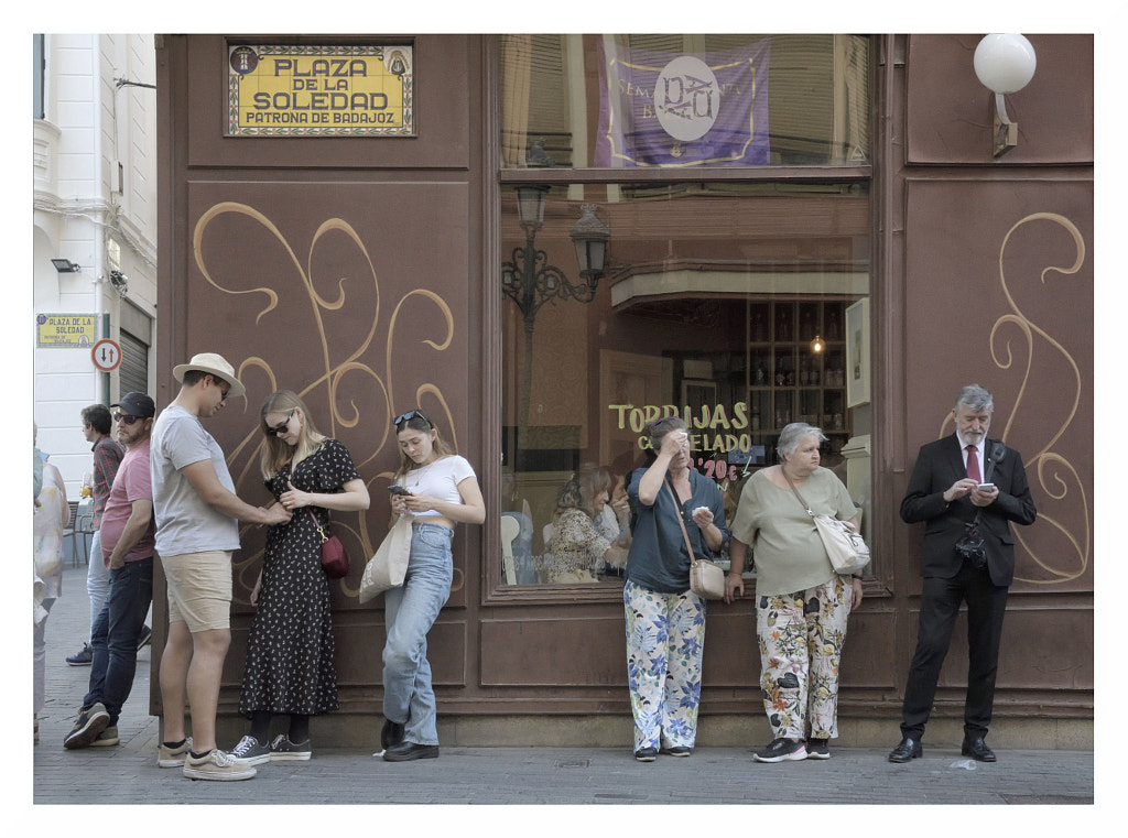 People on the street by Alfonso Chacón Montero / 500px