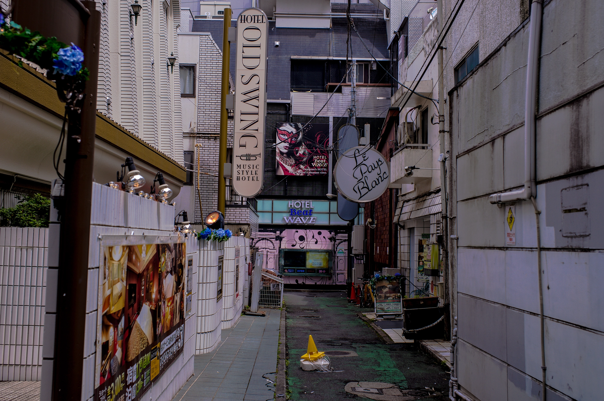 love hotels alley at Shibuya by Naoto Sasada / 500px