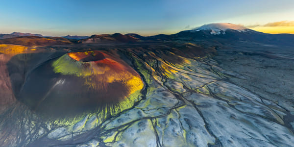 Crater in front of the Helka volcano in the evening light by Sascha ...
