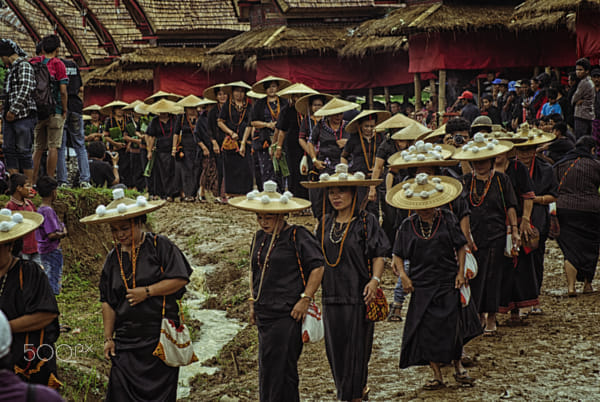 Toraja women with sarong on her head by Hartono Wijaya / 500px