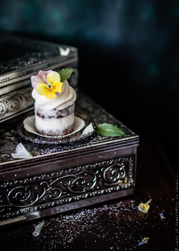 One bite cake with edible flowers by crazy cake / 500px