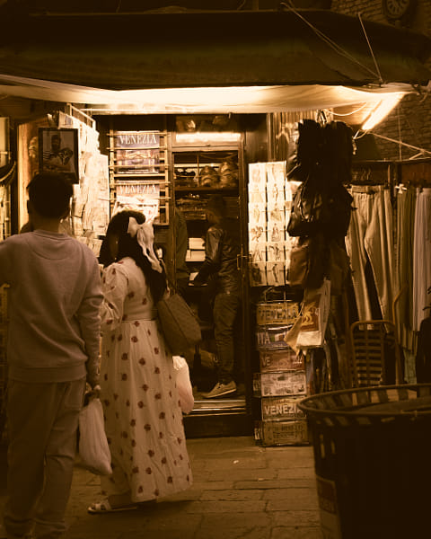 Small newsagent in Venice by Emanuele Vasinton / 500px