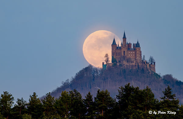 the house between 2 rocks by Michiel Pieters | 500px