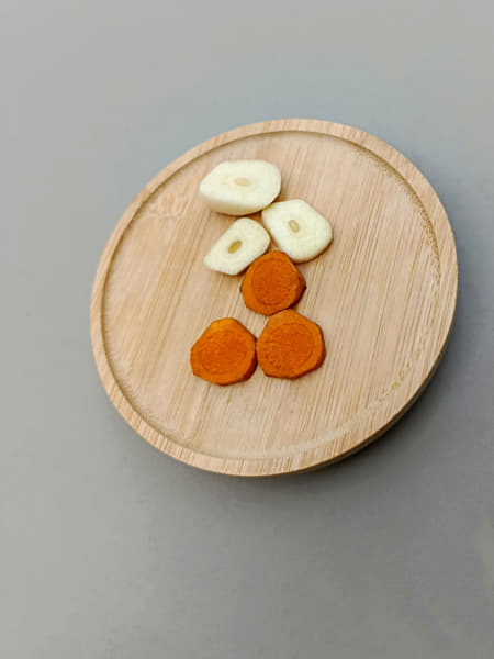 Garlic and Turmeric Slices on Wooden Plate by Singgiyanto Halim | 500px