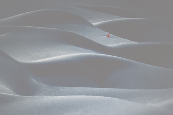 Abstract Snow Dunes Forming Gentle Curves of Serene Minimalism ...