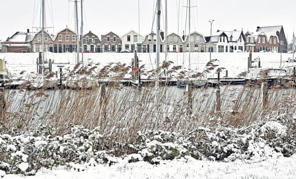 Snowy Harbor Town Evokes Winter's Quiet Charm and Solitude | city photo ...
