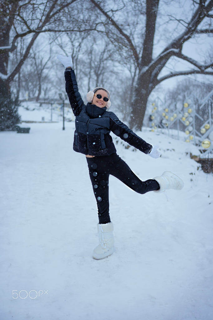 Dynamic Pose in Snow Evoking Energetic Expression | people photo by ⭐⭐⭐ ...