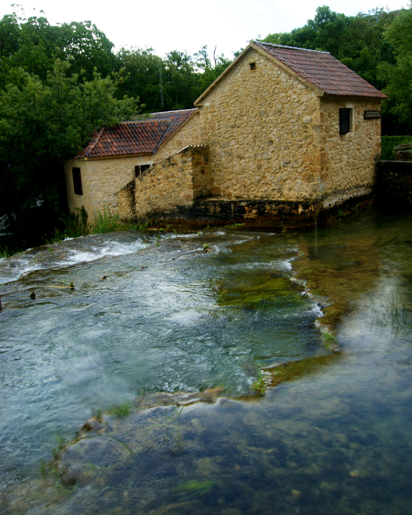 Cabin by Isabella Lucy / 500px