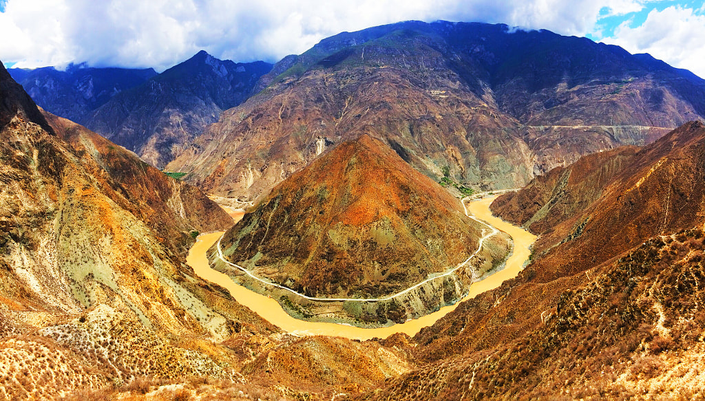 The first 'Omega' turning of Yangzi river. by YZ Guo / 500px