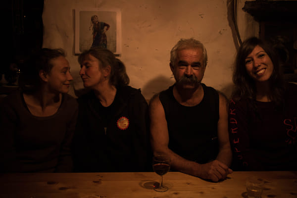 Visual connection of mother and daughter by Manuel Campo / 500px