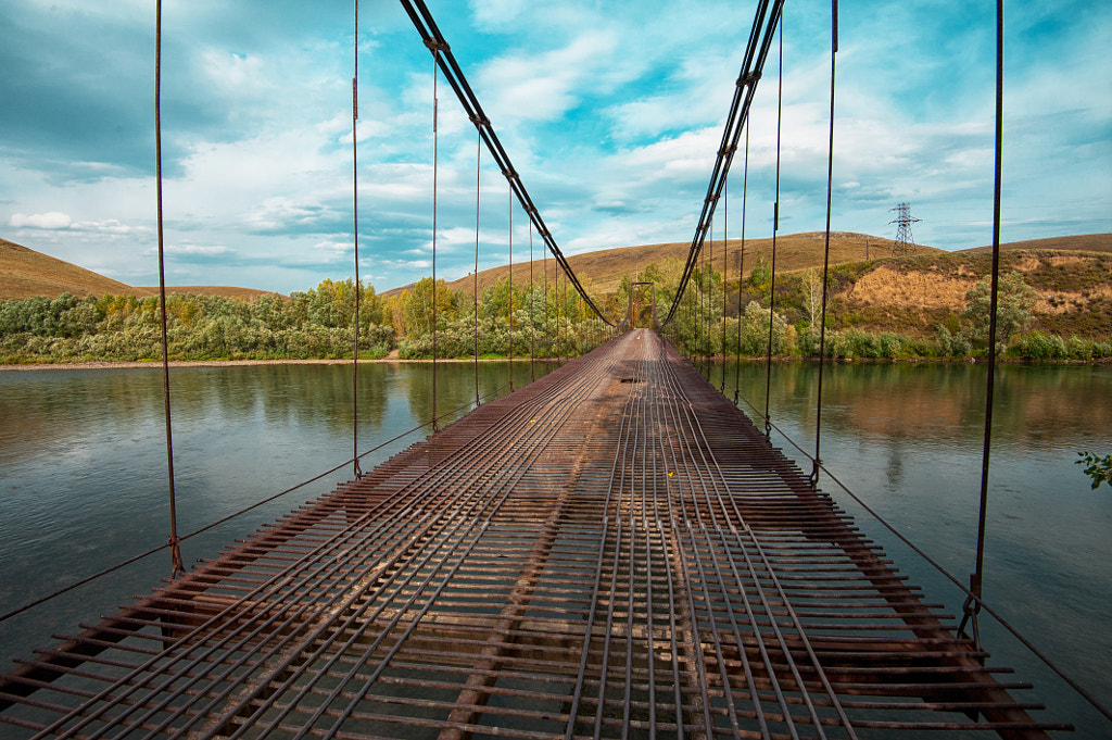 At the dangerous bridge by Ruslan Olinchuk / 500px