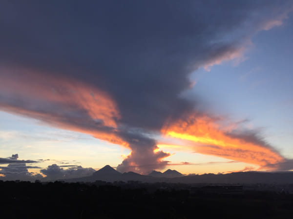 Atardecer en la Ciudad de Guatemala by José Alberto / 500px