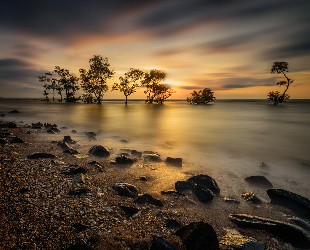Sunset at Laguna Beach, Anyer by Fairawati Bagdja / 500px