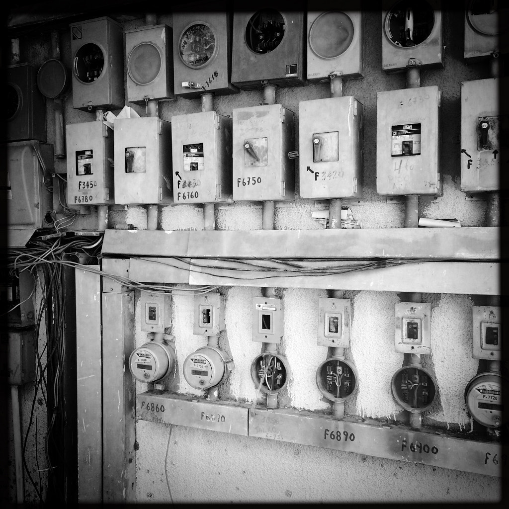 Muro eléctrico / electric wall by Pontxo Hierbas / 500px